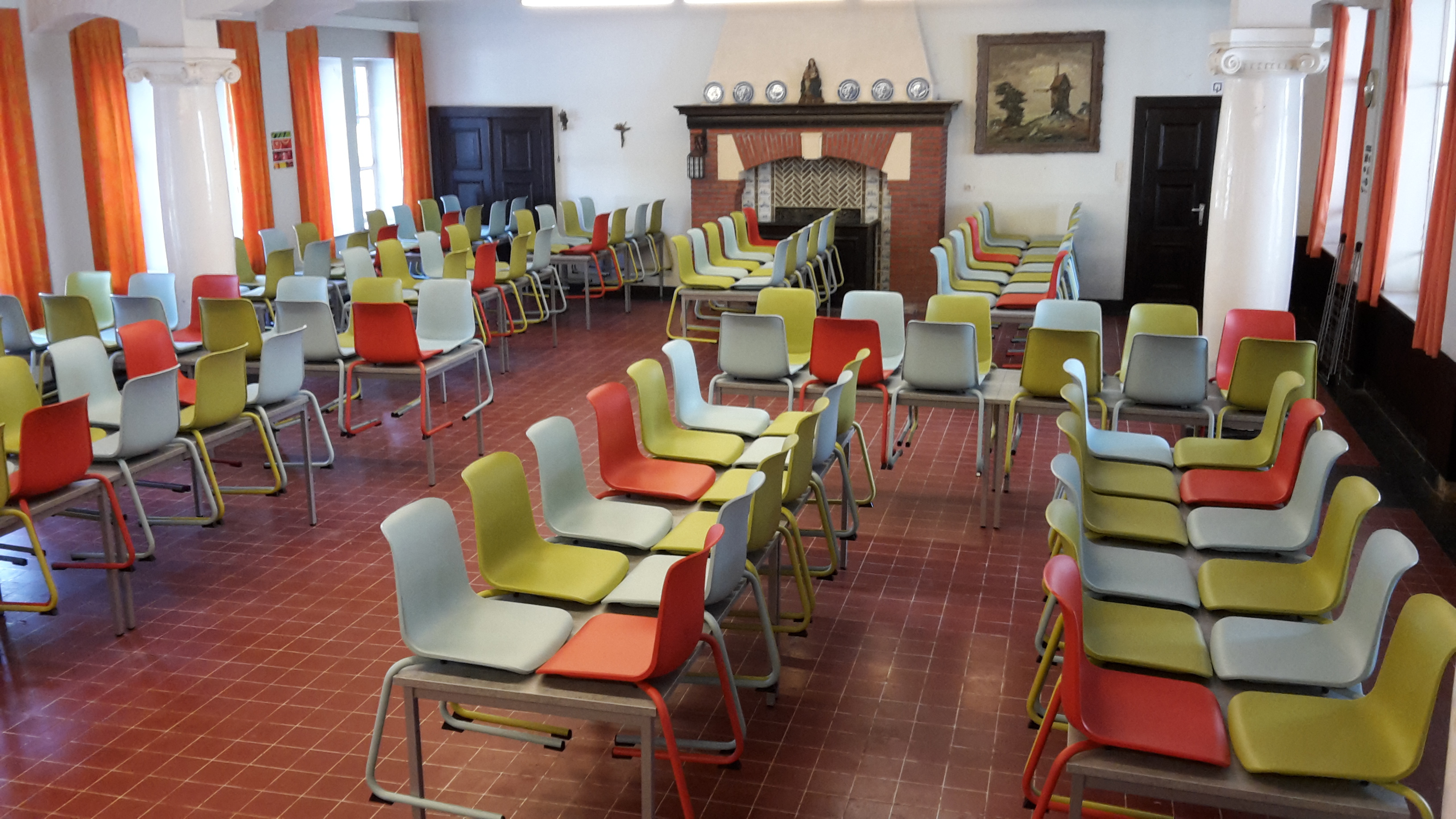 Inrichting van refter in het Sint-Franciscusinstituut te Brakel - Git ...